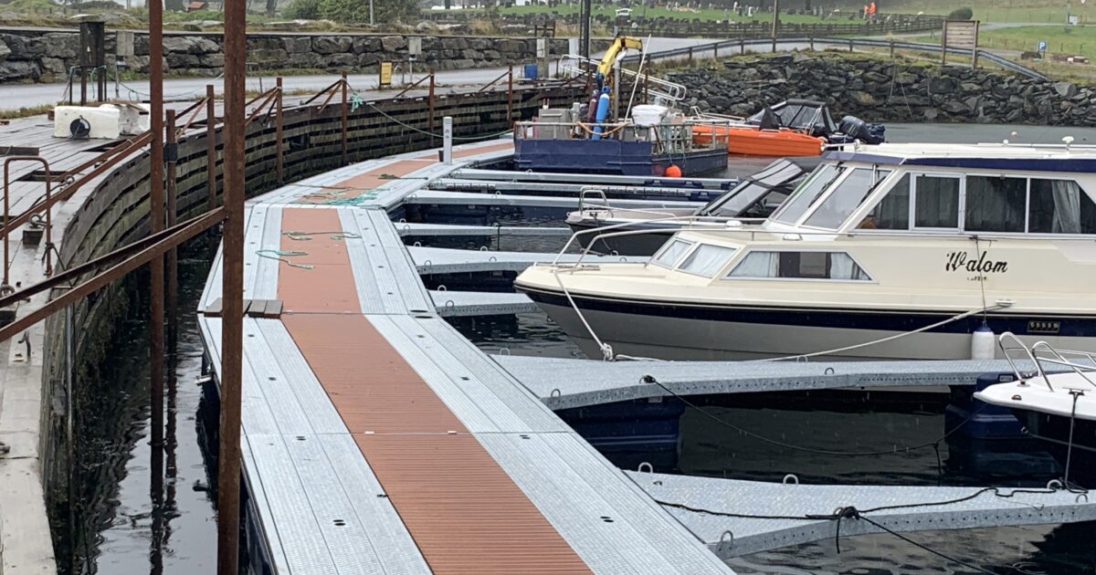 Flytebrygger langs steinmoloen ved Iglandsvik… | Marina Solutions